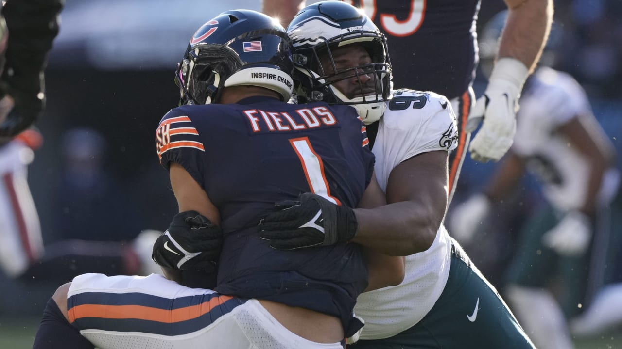 Philadelphia Eagles defensive lineman Javon Hargrave engulfs Chicago ...