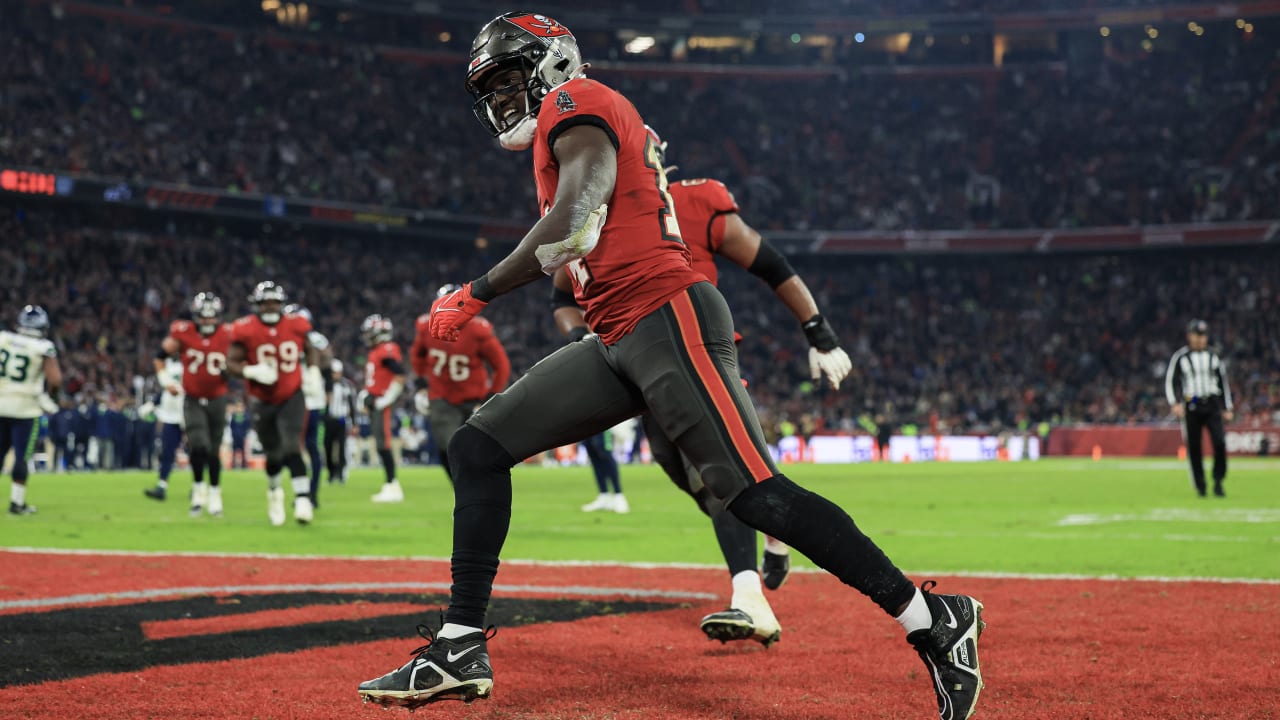 Tampa Bay Buccaneers quarterback Tom Brady works through his ...