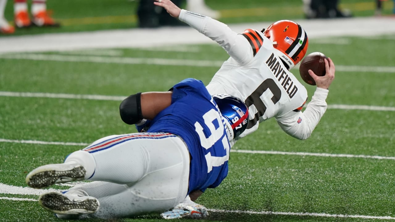 New York Giants defensive tackle Dexter Lawrence fights through two ...