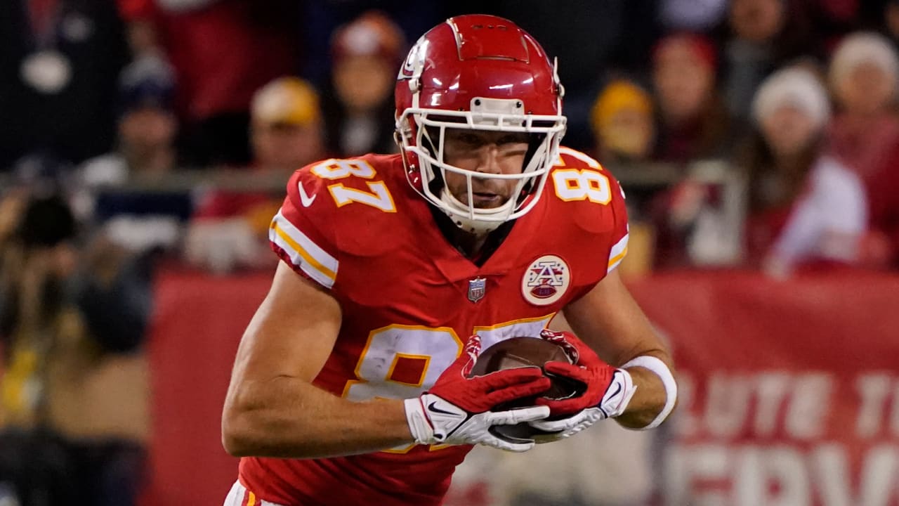 Kansas City Chiefs tight end Travis Kelce is left alone down the middle ...