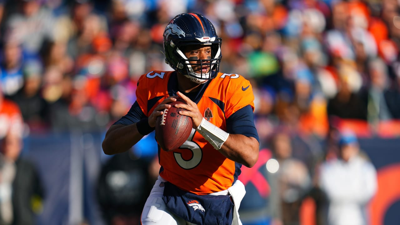 Denver Broncos quarterback Russell Wilson locates wide-open tight end ...