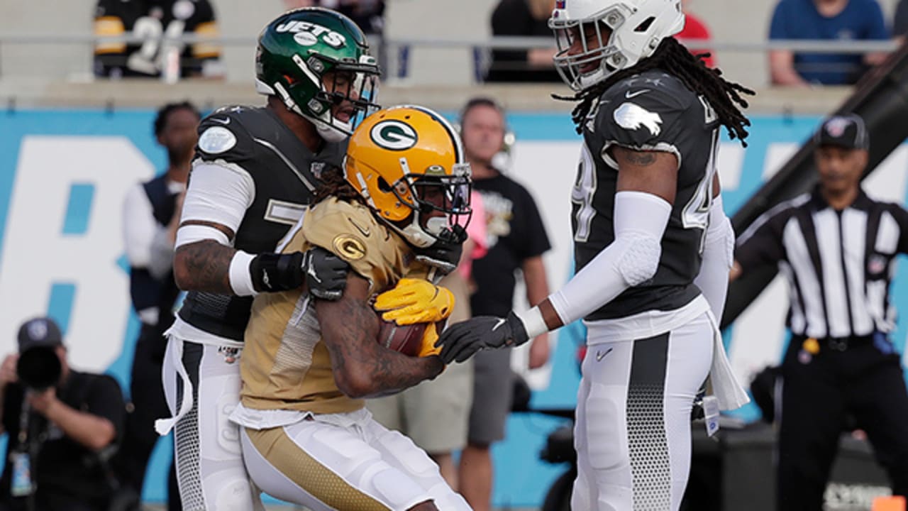 Davante Adams jukes his way into the end zone for his second touchdown