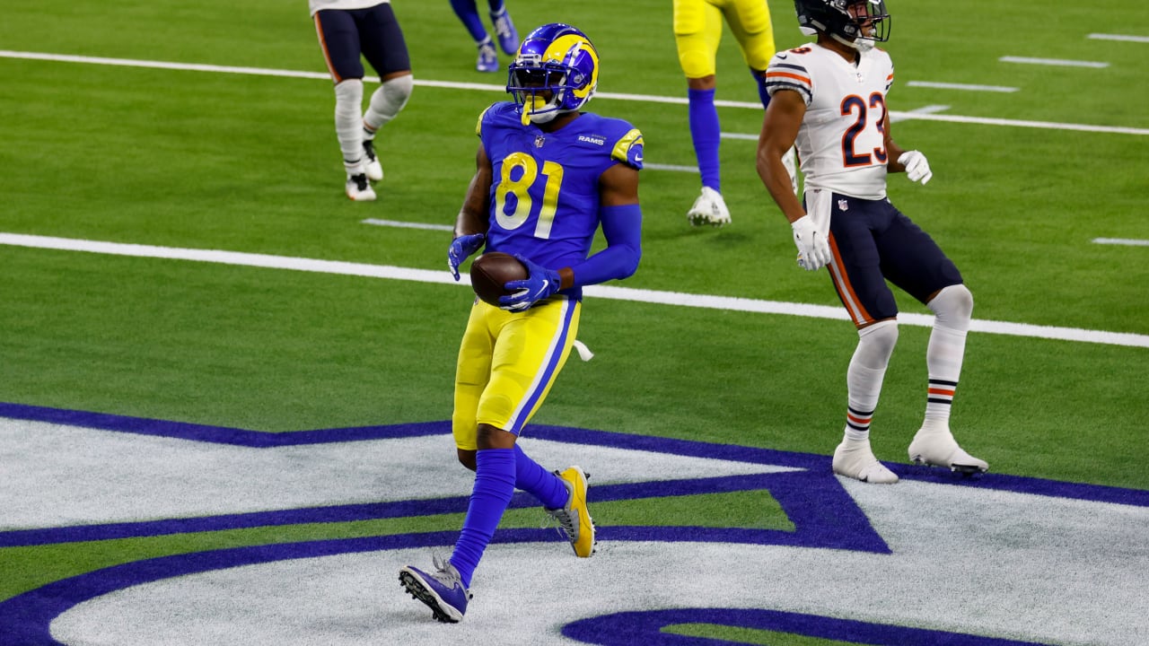 Los Angeles Rams tight end Gerald Everett slips by defender for walk-in TD