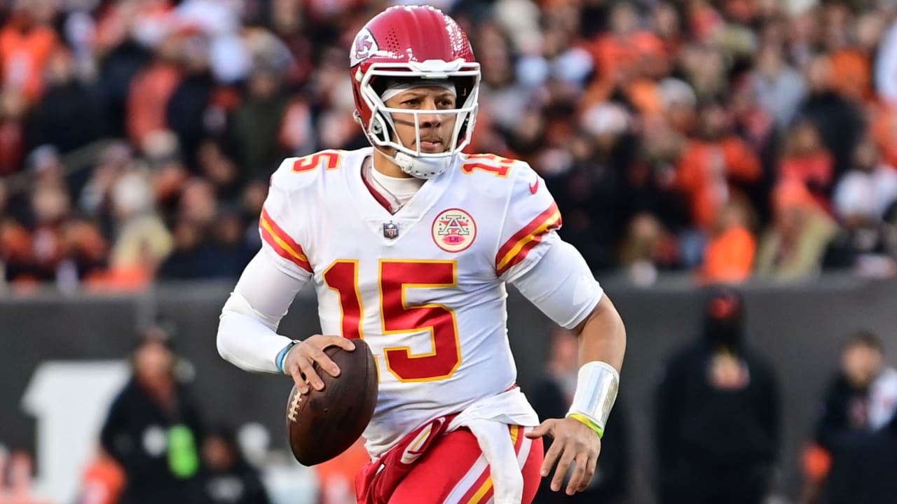 Kansas City Chiefs quarterback Patrick Mahomes' first TD pass of day ...