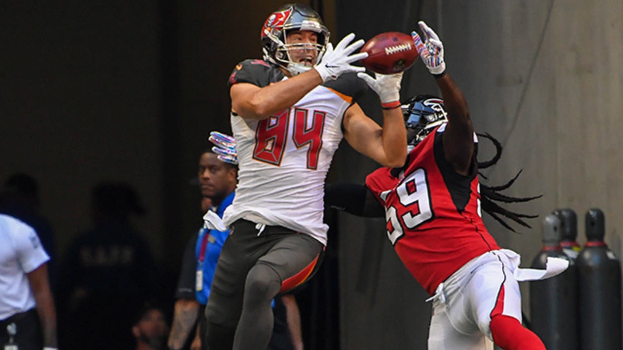 Cameron Brate muscles over defender for jump-ball TD
