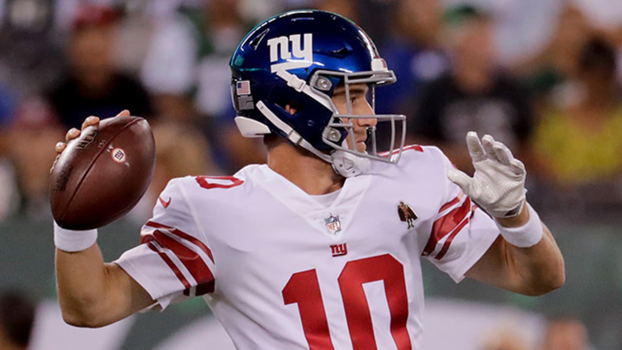 Manning shows off arm strength on 54-yard launch