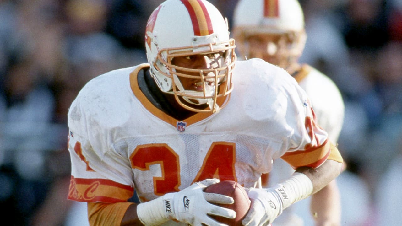 Niners scout, ex-Buccaneers RB Reggie Cobb dies at 50