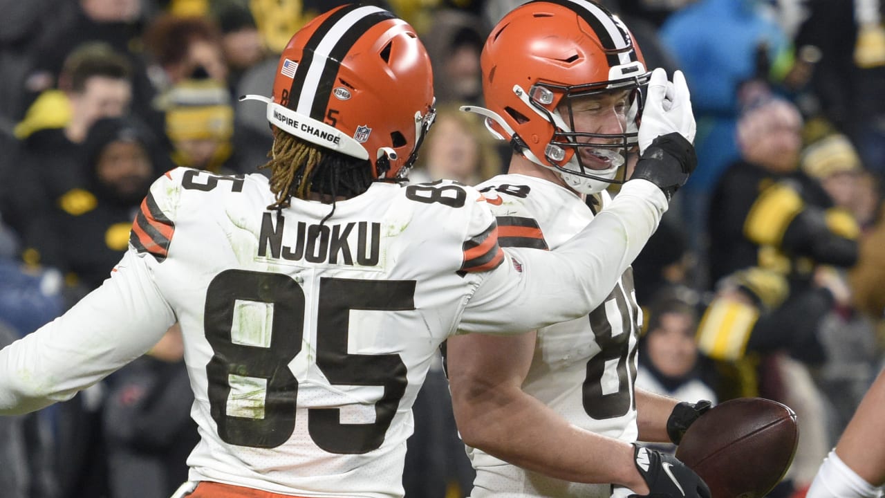 Cleveland Browns quarterback Baker Mayfield hits wide-open tight end ...