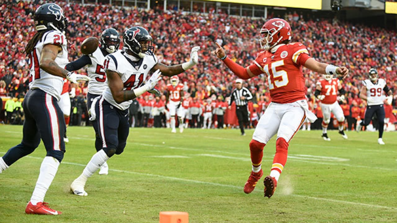 Mahomes Magic! QB flicks fourth TD toss of quarter across body to Kelce