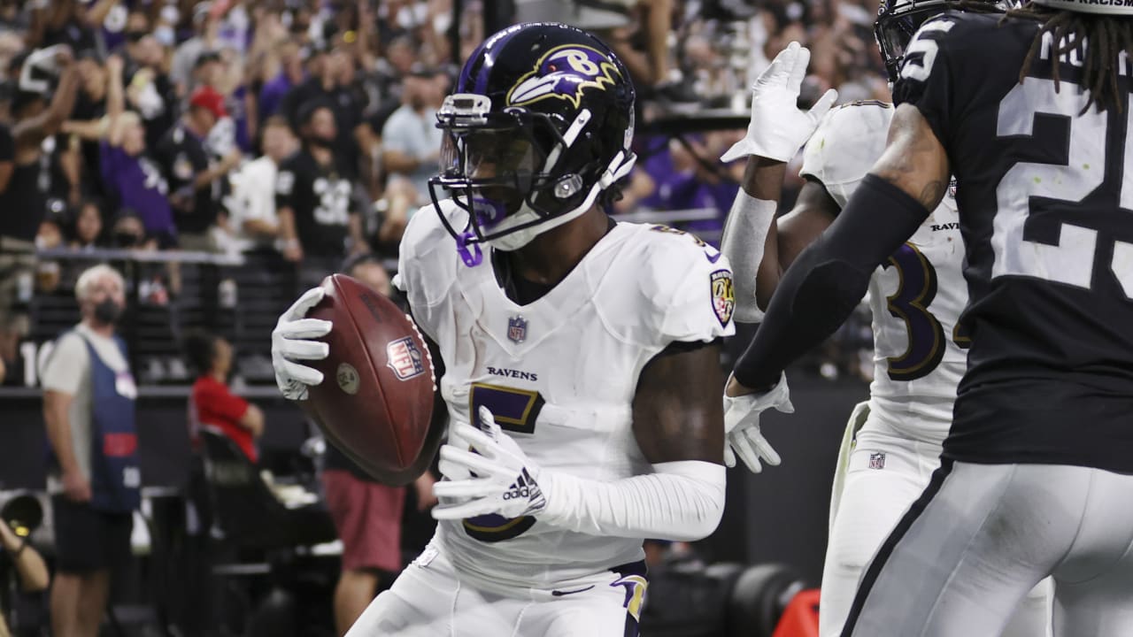 Baltimore Ravens quarterback Lamar Jackson locates wide receiver ...