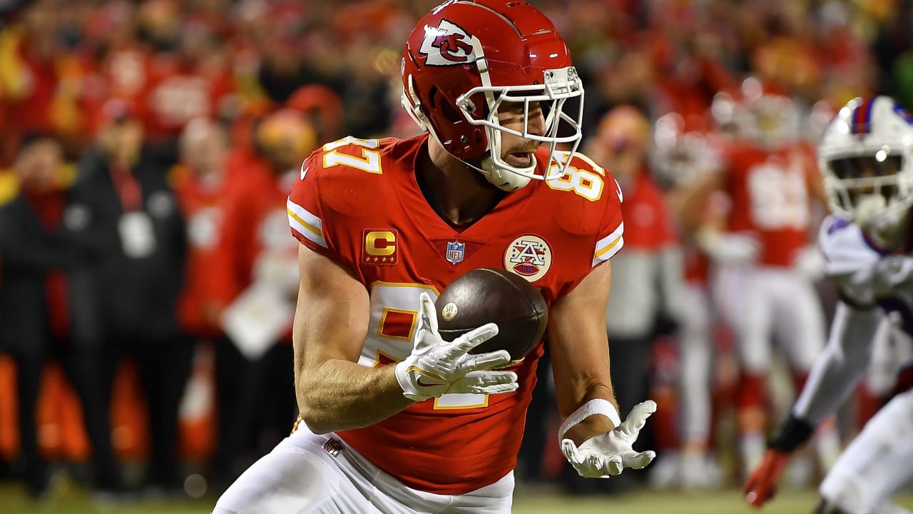 Kansas City Chiefs quarterback Patrick Mahomes lasers 21-yard pass to wide-open tight end Travis ...