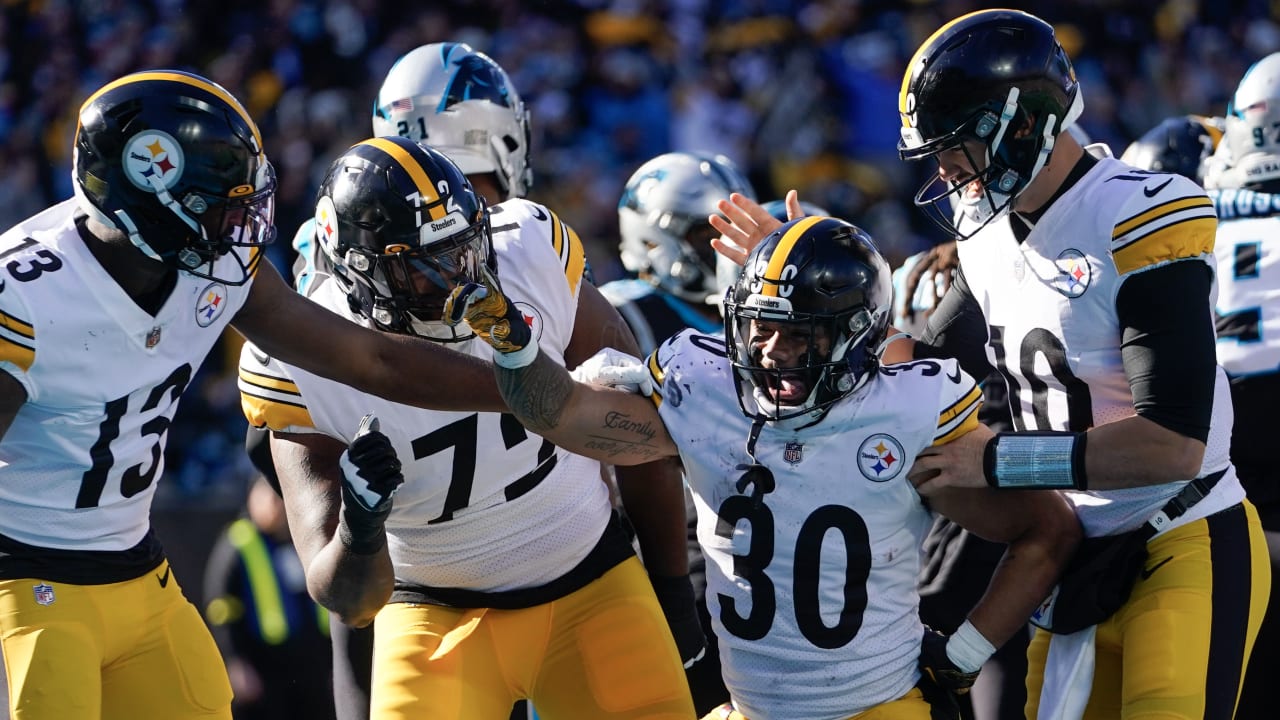 Pittsburgh Steelers running back Jaylen Warren punches in 2-yard rush TD