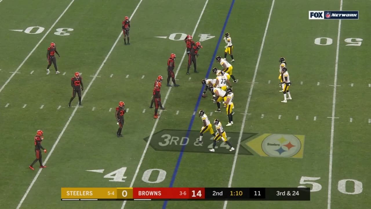 Chad Thomas whips out air guitar after rocking Rudolph on third-down sack