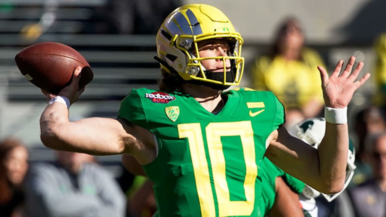 How does Oregon quarterback Justin Herbert staying in school impact the ...