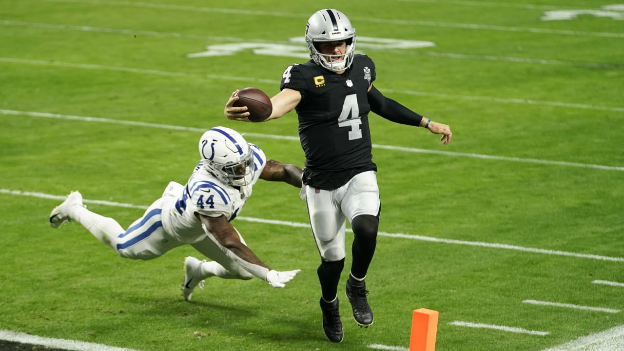 Las Vegas Raiders quarterback Derek Carr keeps it for untouched TD trot