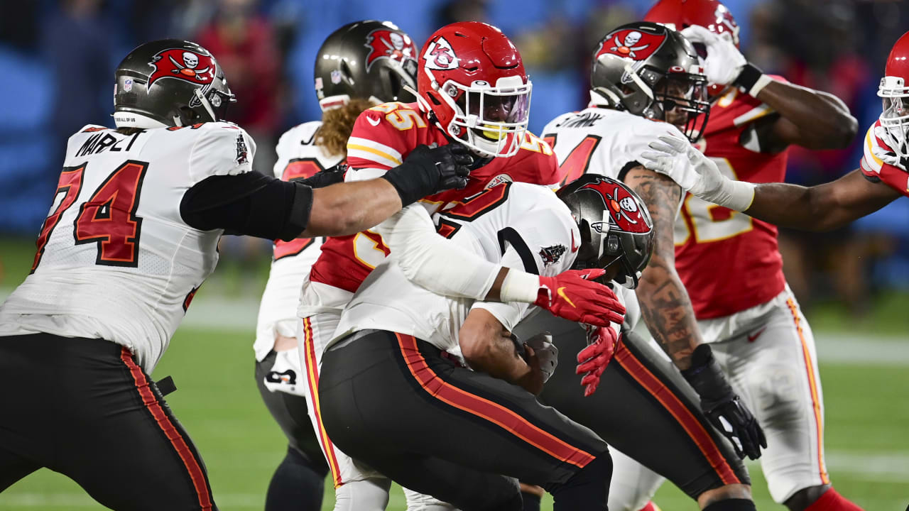 Kansas City Chiefs defensive end Frank Clark Chiefs envelops Tampa Bay ...