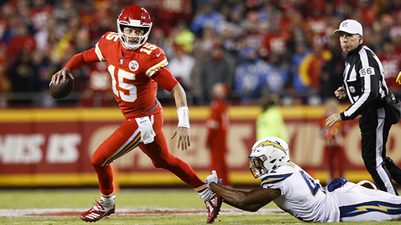 Mahomes Magic! QB makes defenders miss for wild third down