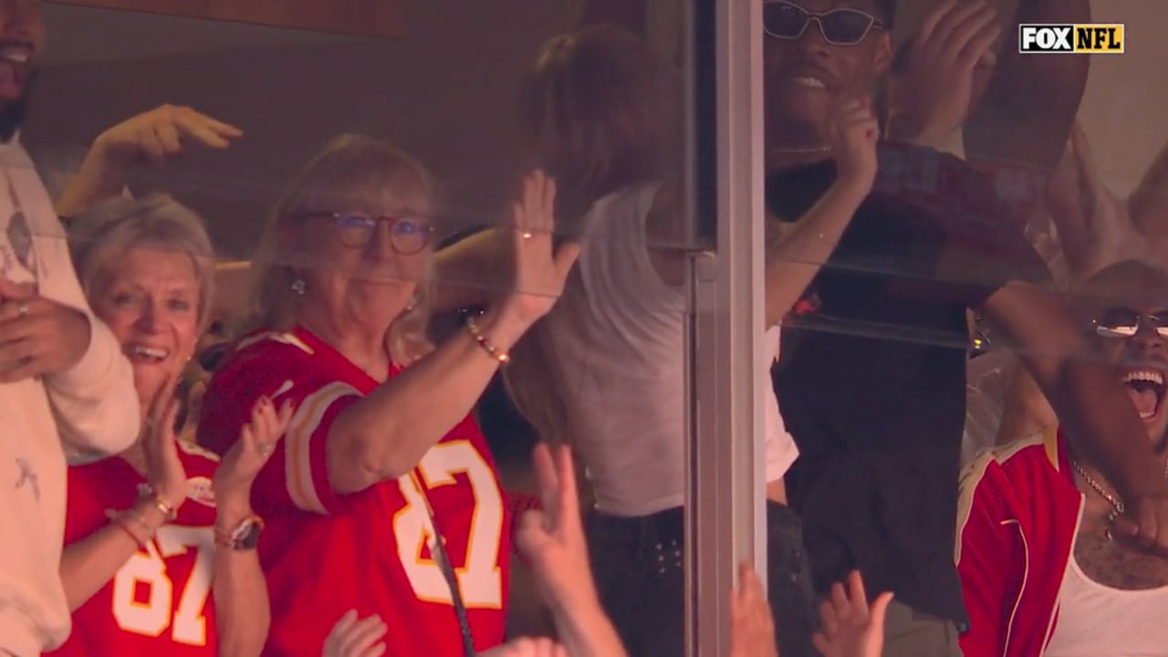 Taylor Swift celebrates with chest bump after Kansas City Chiefs tight ...