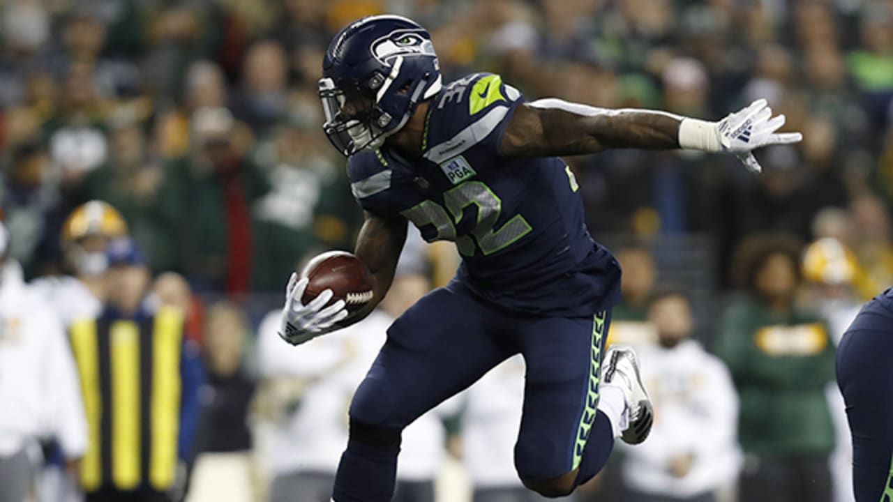 Carson slices through Packers' D for critical fourth down