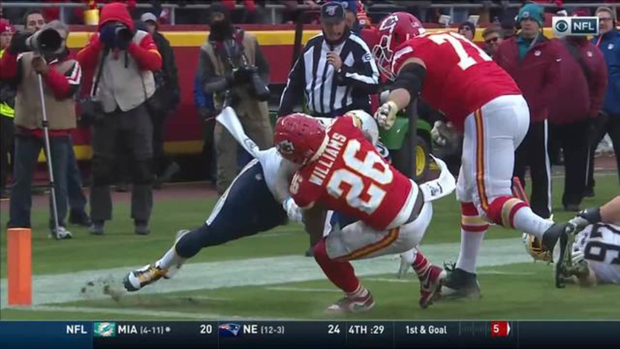 How did he stay up? Damien Williams crawls over defenders for TD