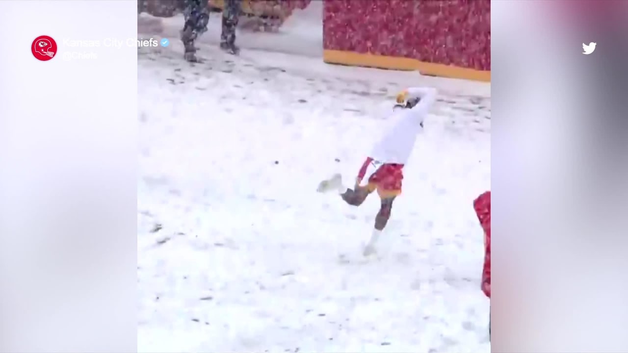 Chiefs have a snowball fight in pre-game warmups