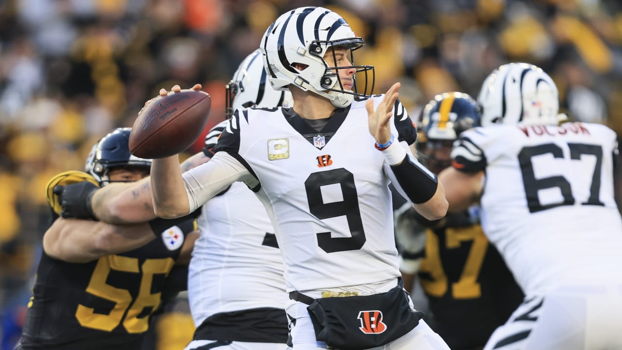 Cincinnati Bengals quarterback Joe Burrow's short pass to running back ...