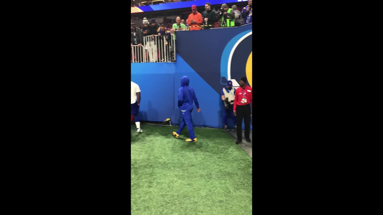Los Angeles Rams running back Todd Gurley walks out of the tunnel at ...