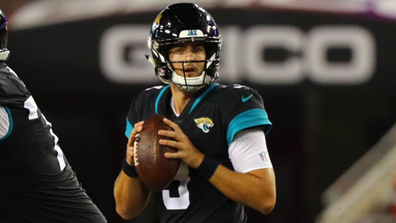 Tanner Lee dumps off pass to Allen Lazard for 21 yards