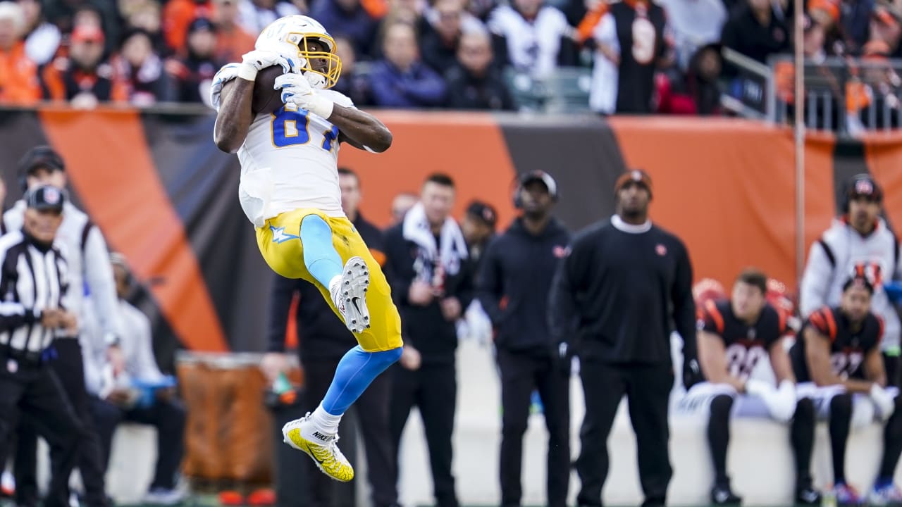 Los Angeles Chargers tight end Jared Cook shows off his vertical leap ...