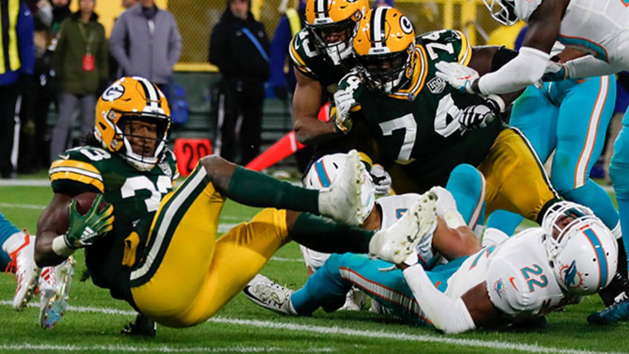 Aaron Jones creates a lane for second TD of game