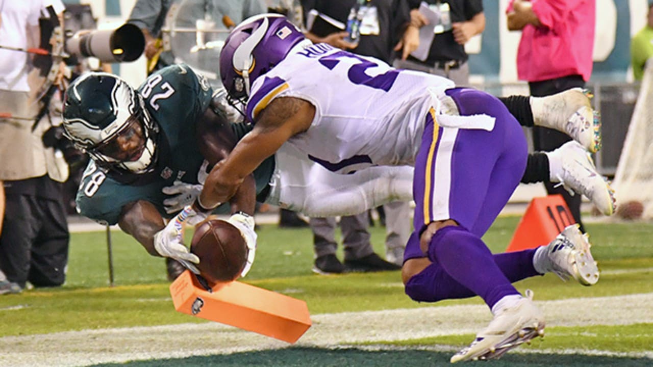 Wendell Smallwood wins edge for two-point conversion
