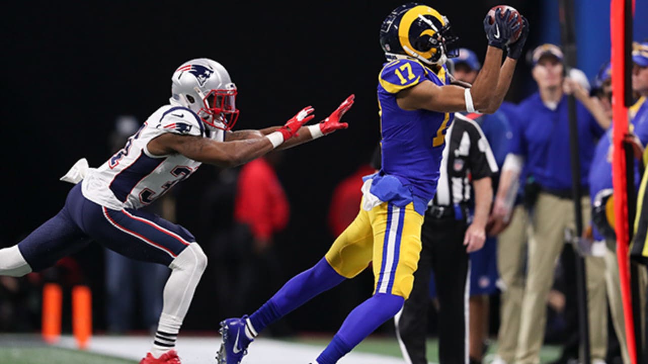 Woods lays out for sensational toe-drag catch near the sideline