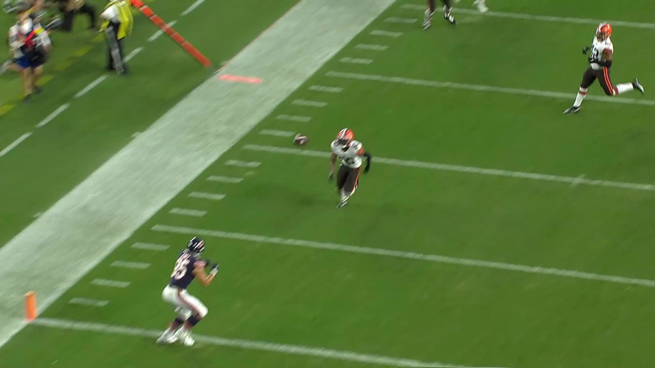 Chicago Bears quarterback Justin Fields directs traffic for bootleg 24 ...