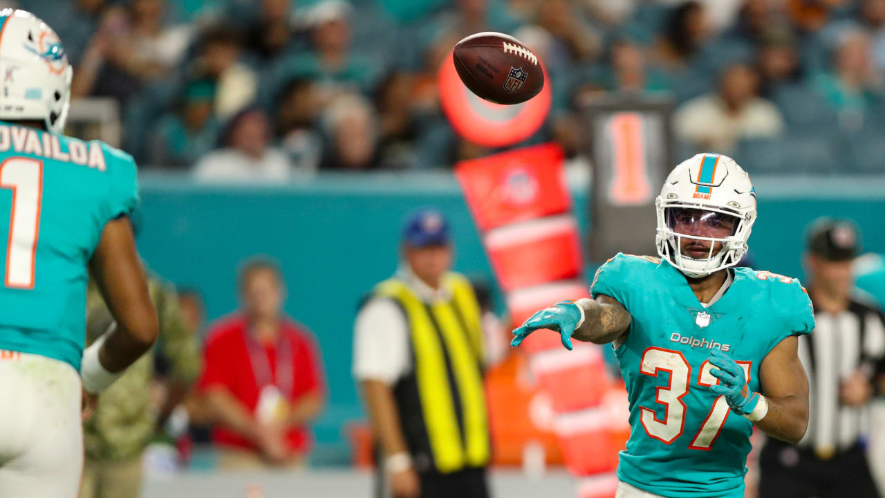 Miami Dolphins' completely unorthodox flea-flicker moves the chains