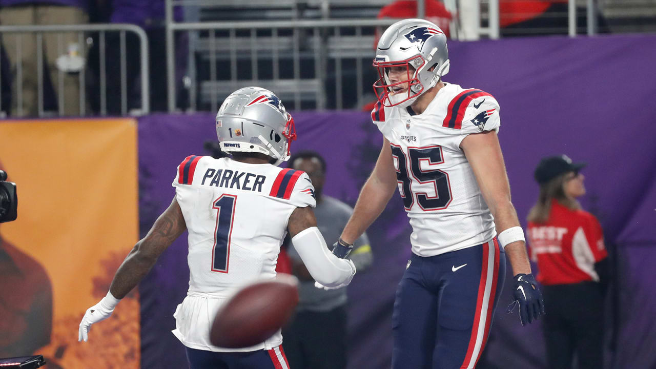 New England Patriots tight end Hunter Henry shakes two Minnesota ...