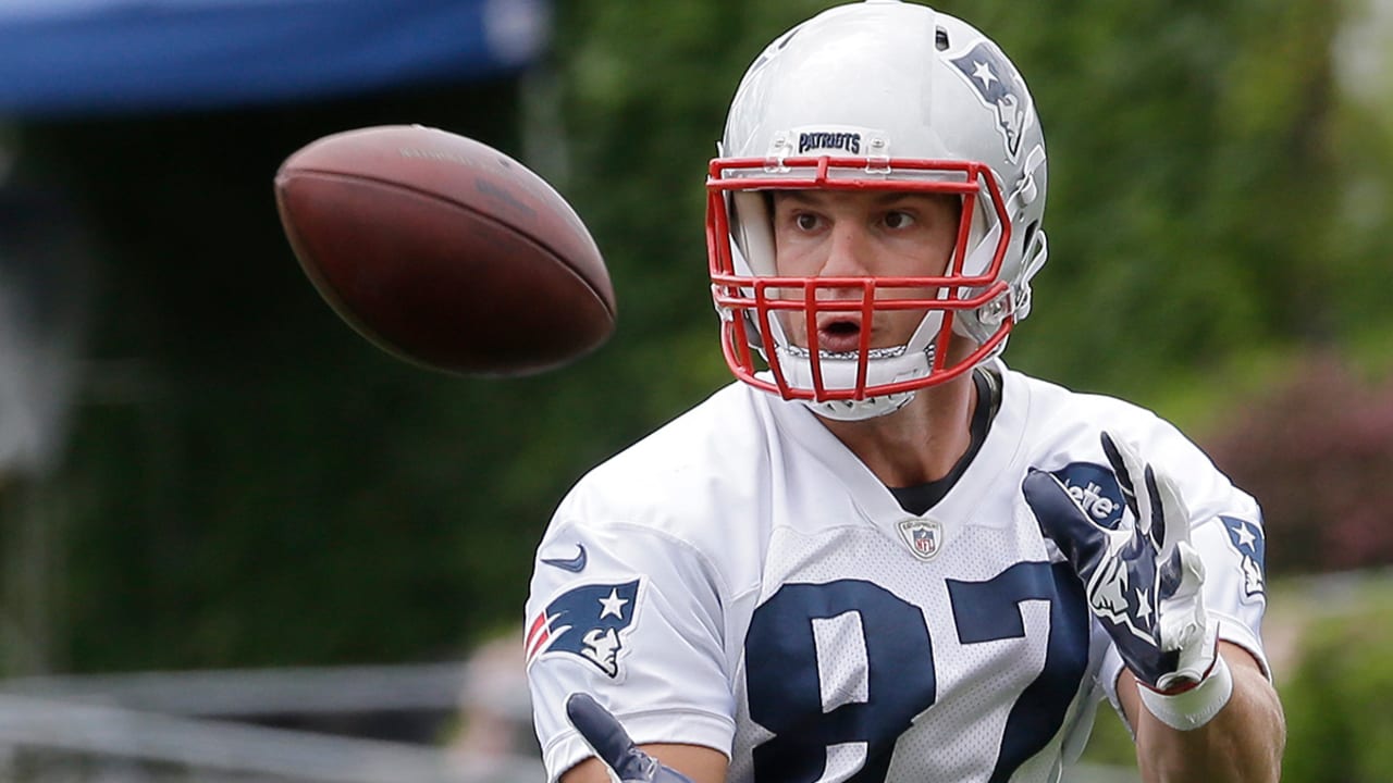 Gronkowski prefers to focus on season, not contract