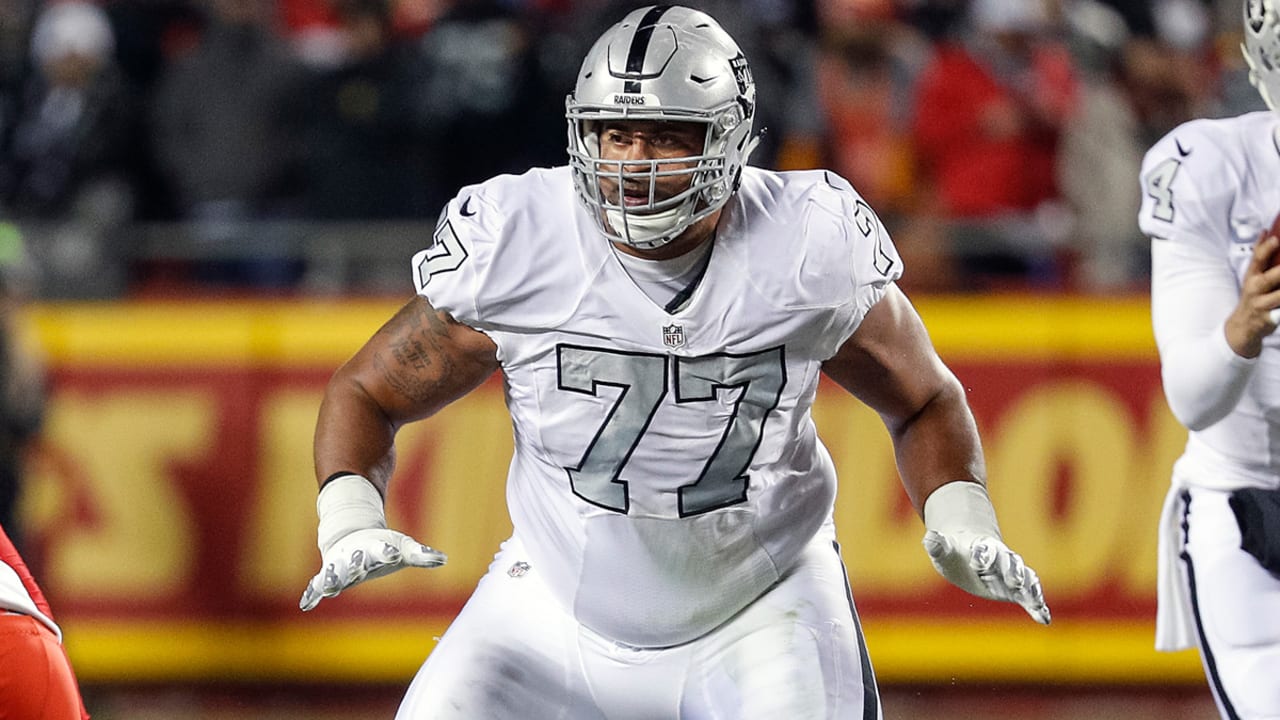 Ravens sign OT Austin Howard to three-year deal