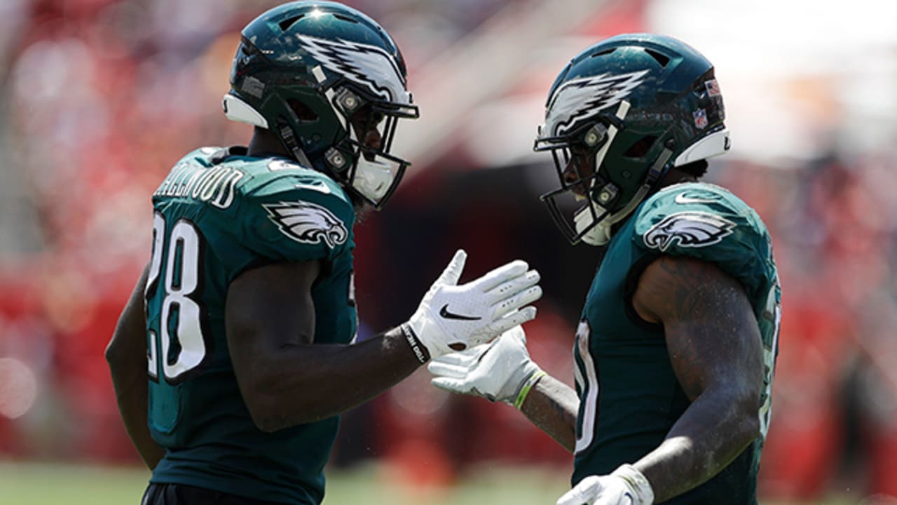 Corey Clement bursts past defense for 15-yard TD run