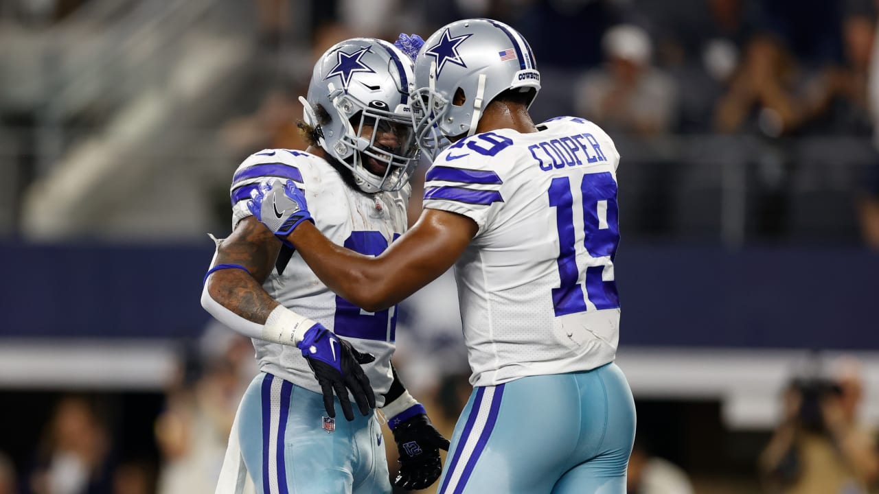 Dallas Cowboys running back Ezekiel Elliot plows through contact at ...