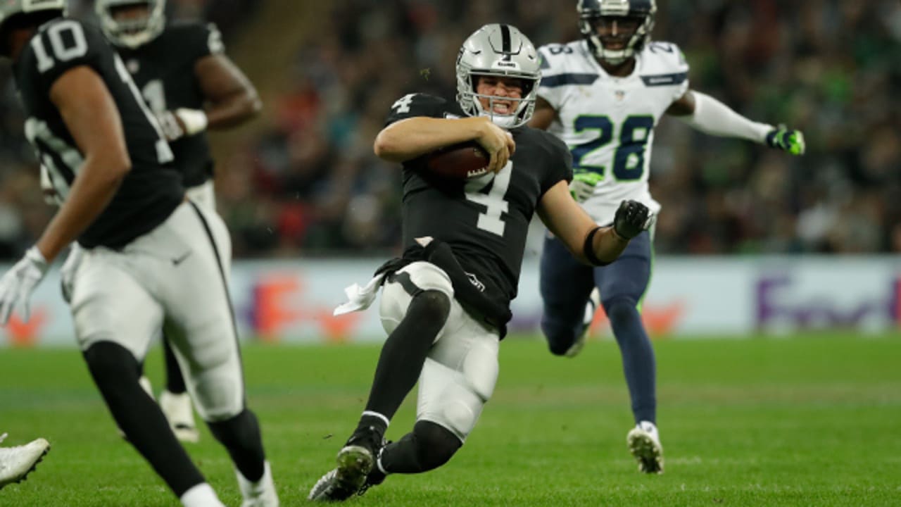 Carr takes off from pocket to convert third down