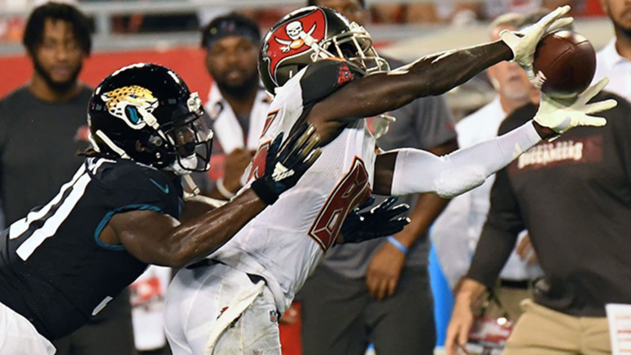 Bobo Wilson bounces outside on end around for 21 yards