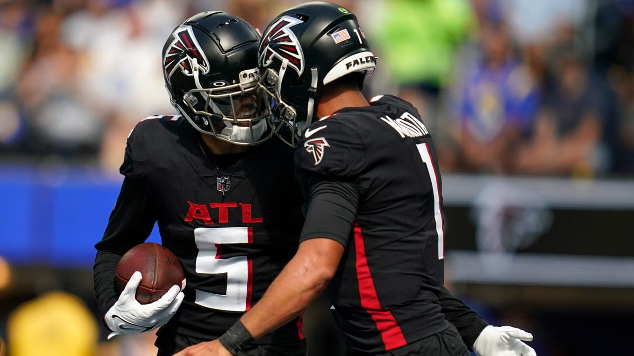 Atlanta Falcons quarterback Marcus Mariota connects with Falcons wide ...