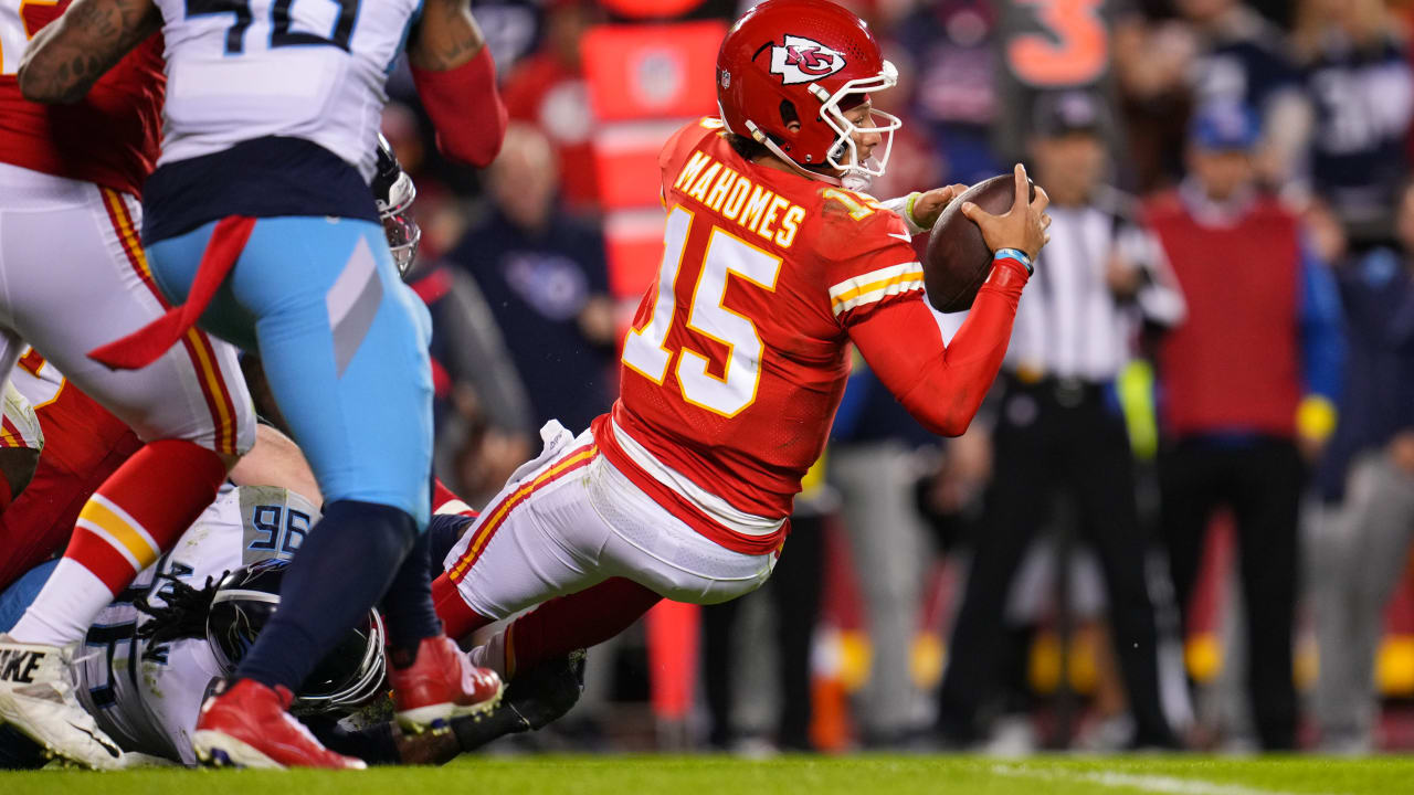 Tennessee Titans defensive lineman Denico Autry envelops Chiefs ...