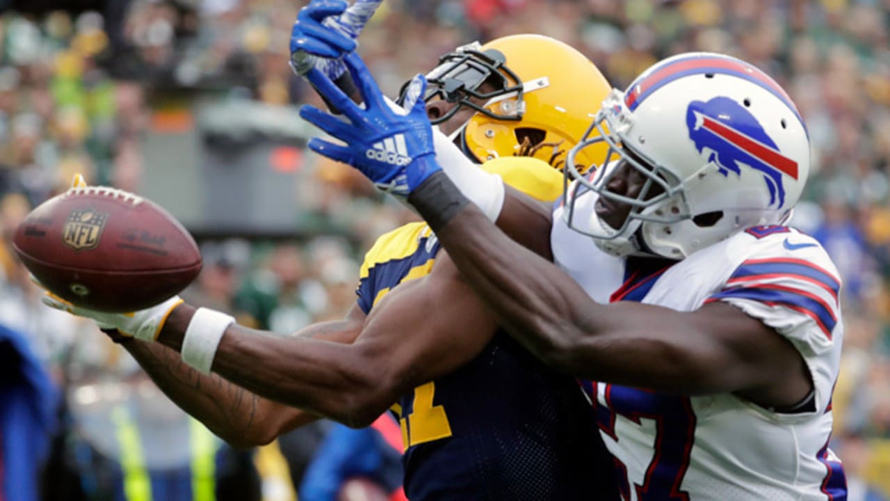 Davante Adams juggles the ball on deep 30-yard sideline catch