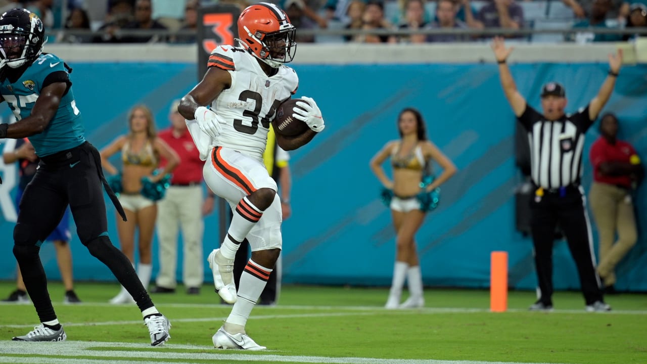 Cleveland Browns running back Jerome Ford punches in rush TD on third ...