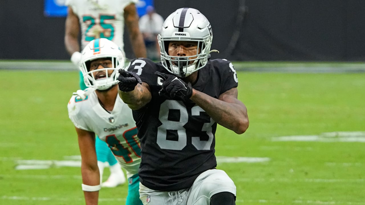 Las Vegas Raiders tight end Darren Waller elevates to pluck impressive ...