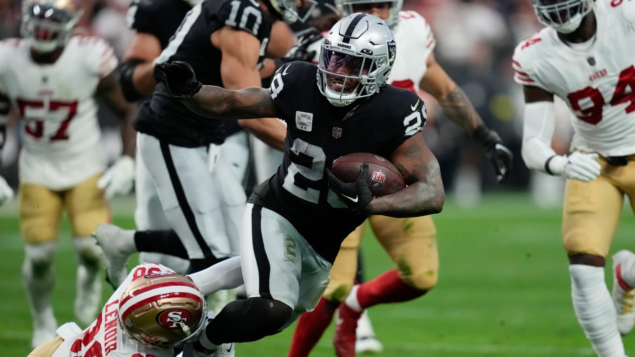 Las Vegas Raiders running back Josh Jacobs' 1-yard TD run brings ...