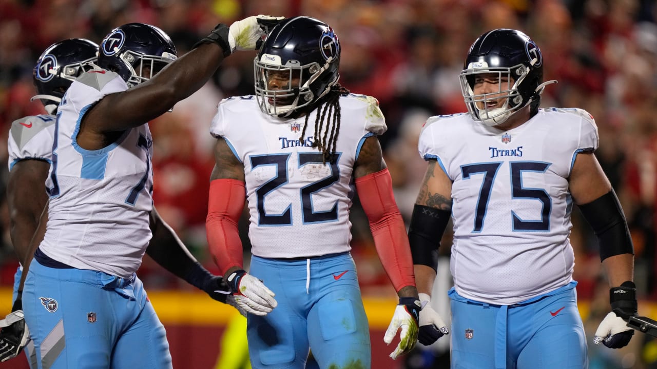 Tennessee Titans running back Derrick Henry takes Wildcat QB snap for a ...