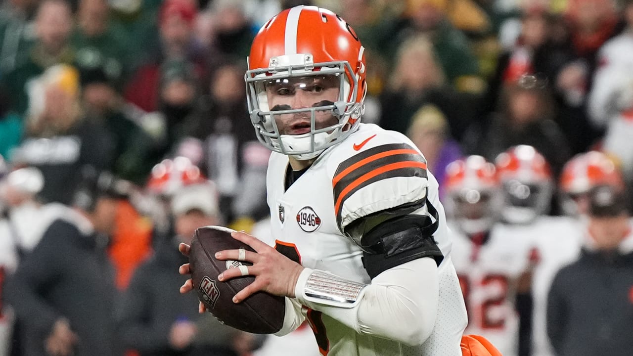 Cleveland Browns quarterback Baker Mayfield bounces outside on chain ...