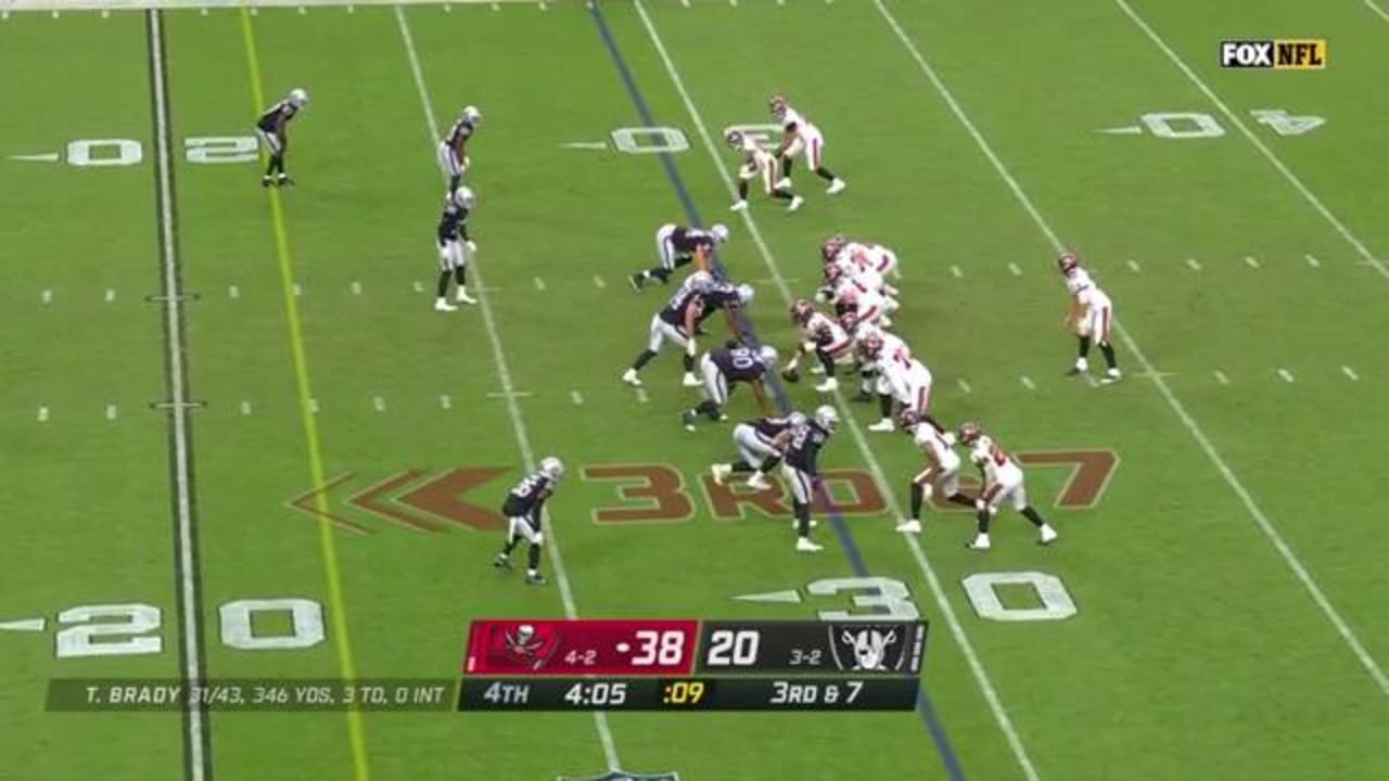 Tampa Bay Buccaneers quarterback Tom Brady lobs rainbow down left ...